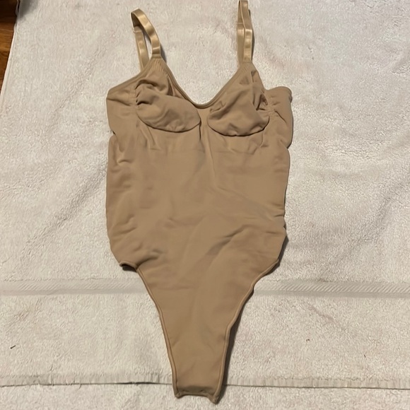 SKIMS | Intimates & Sleepwear | Skims Seamless Sculpt Low Back Thong ...